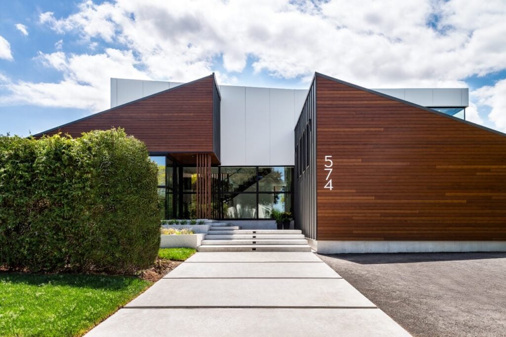 SMPL Design Studio's Minimalist Modern Home in Hamilton | Designlines ...