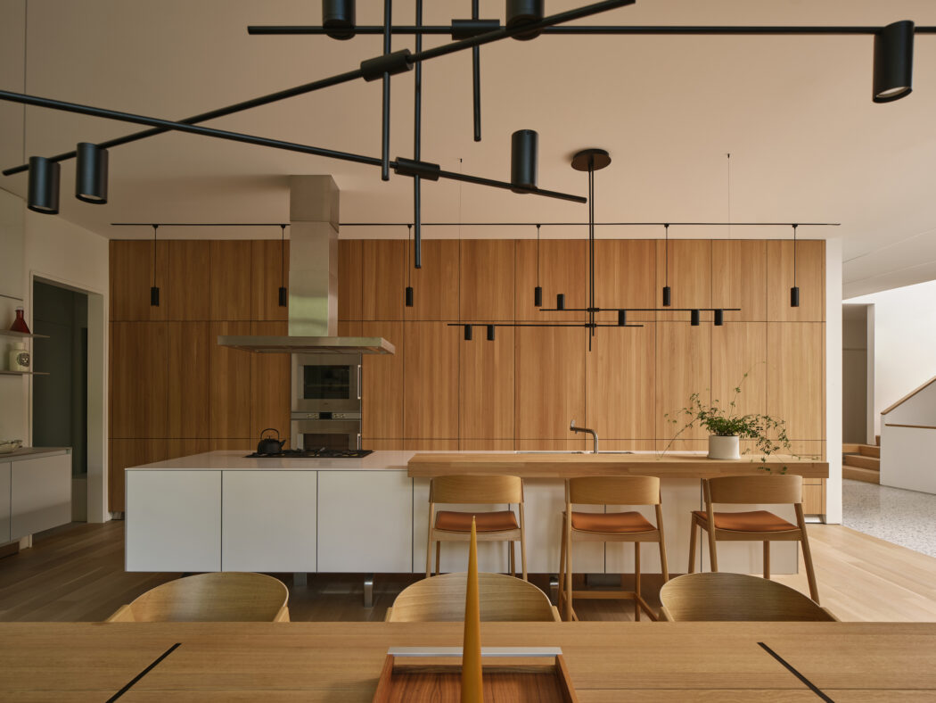 A Hoggs Hollow Home Gives Context to its Unusual Site | Designlines ...