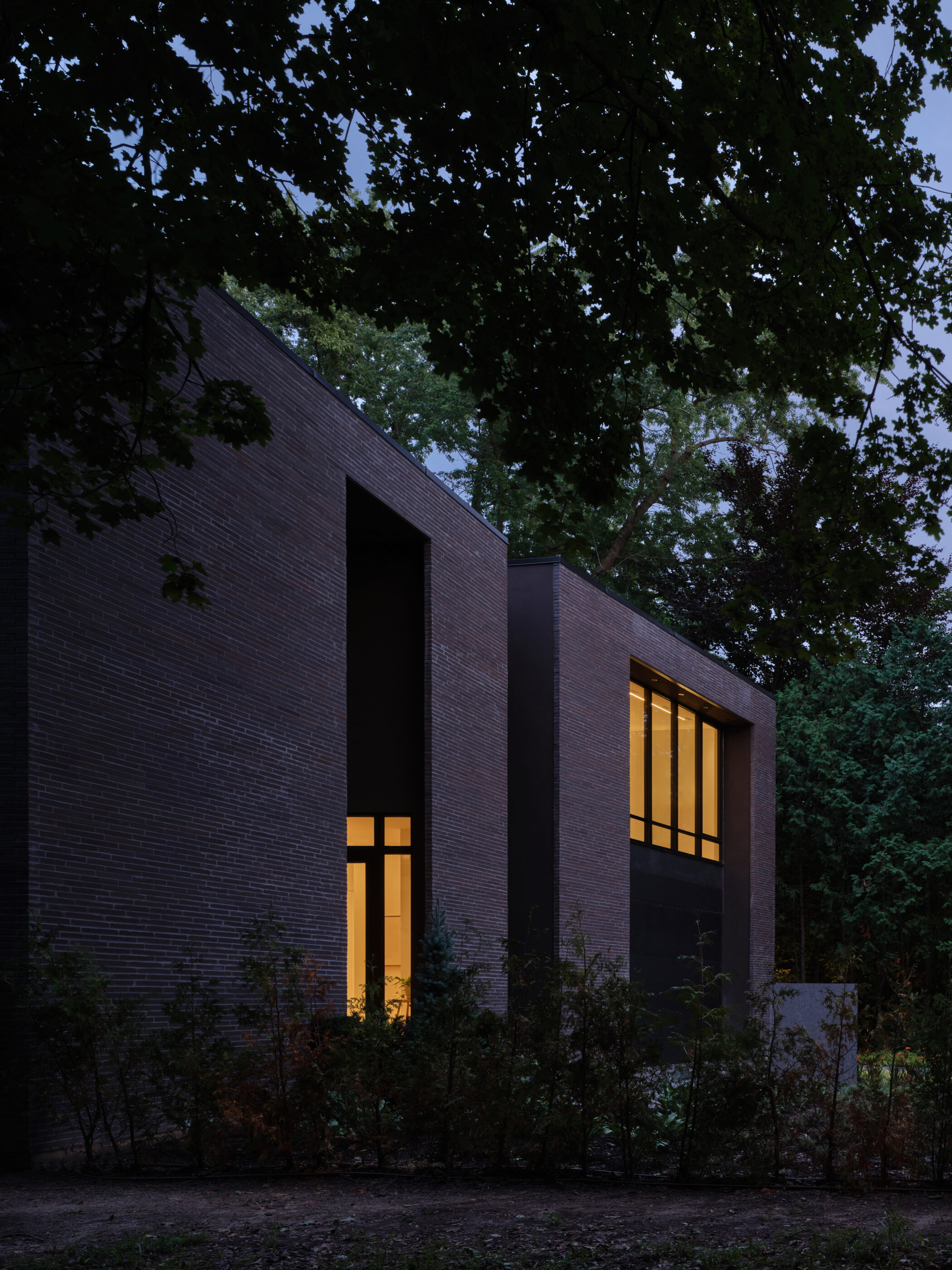 A Hoggs Hollow Home Gives Context to its Unusual Site | Designlines ...