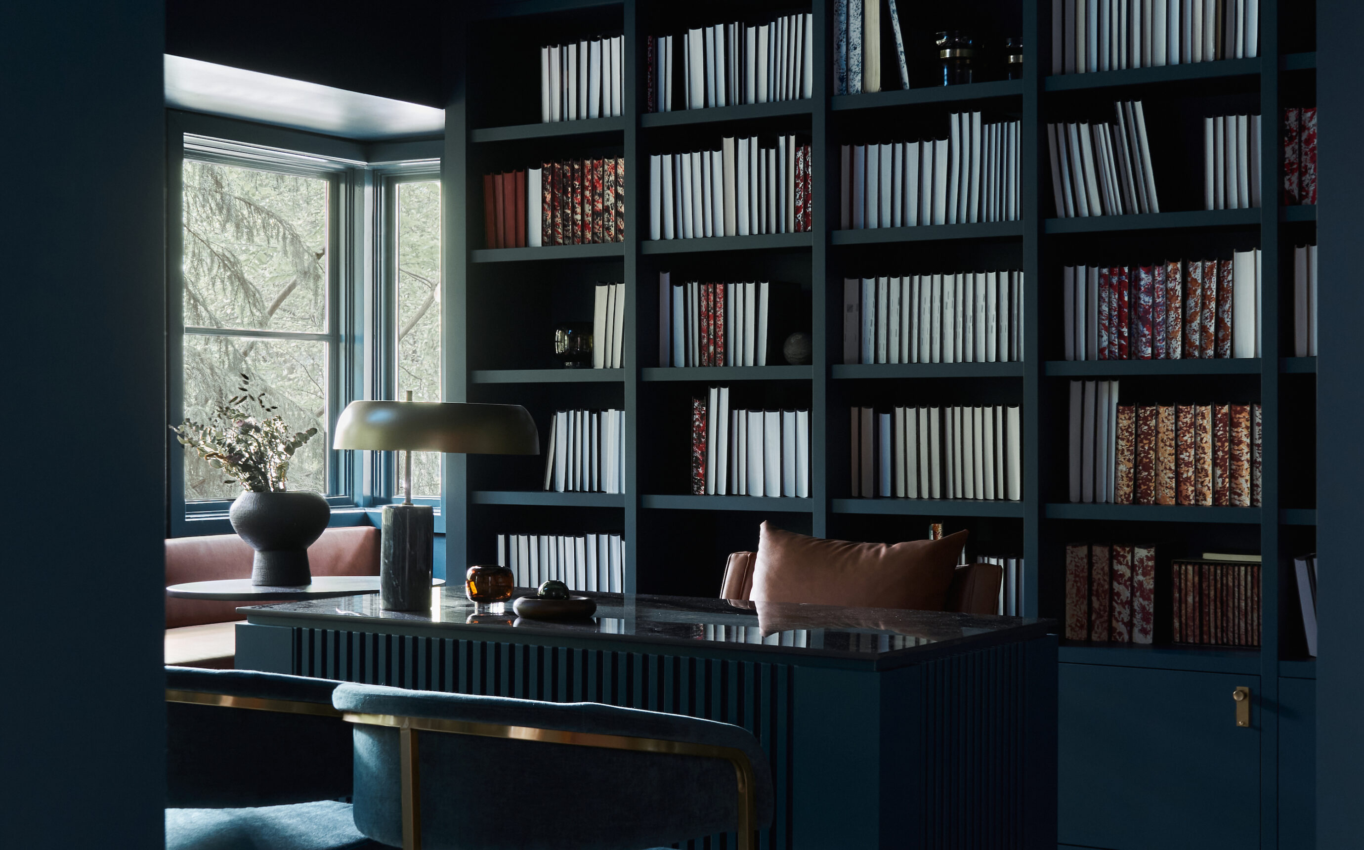 A Home Library in Forest Hill Offers Refuge from the City | Designlines ...